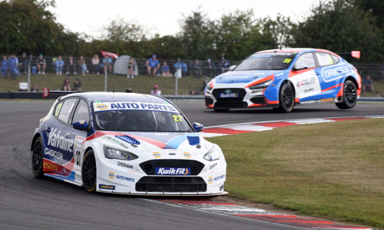 Dan Cammish claims victory in race two as rain strikes » TouringCars.Net